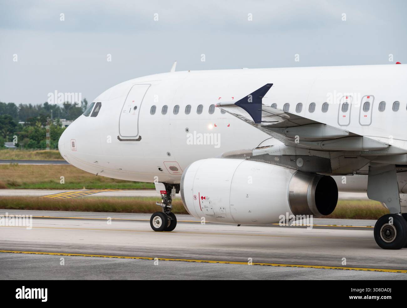 Narrow body jet airliner taxiing on the runway Stock Photo - Alamy