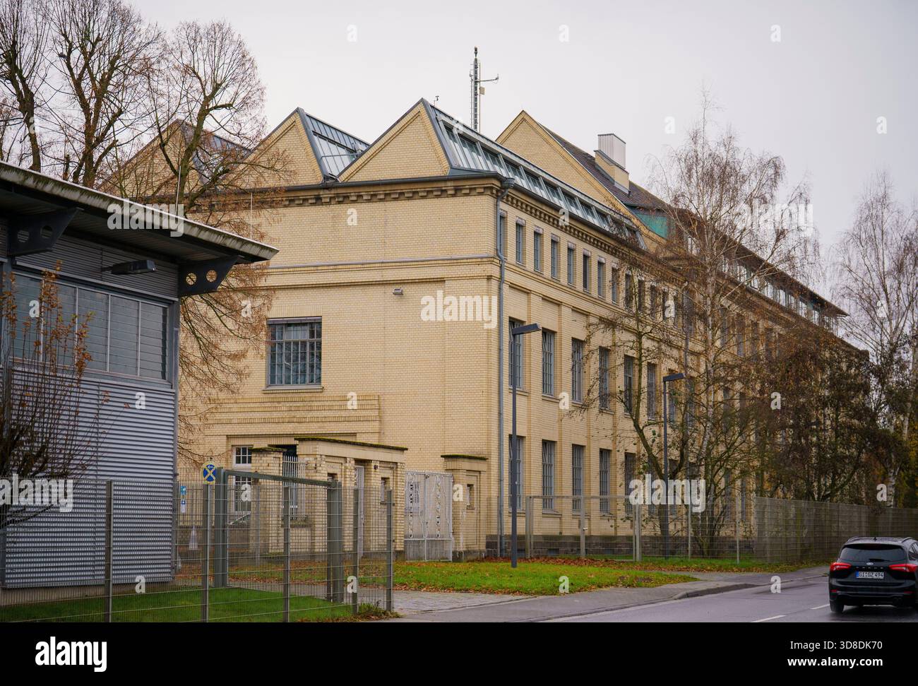 30 November 2025, Hesse, Gießen: The Central Hesse police headquarters ...