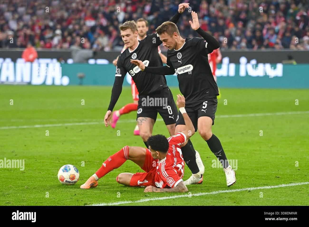 Luis DIAZ (Bayern Munich), Action, duel against Hauke WAHL (St.Pauli ...