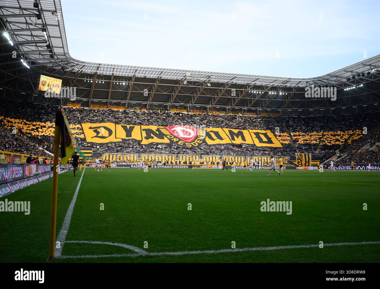 30 November 2025, Saxony, Dresden: Soccer: 2nd Bundesliga, SG Dynamo ...