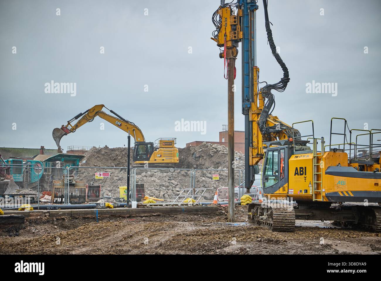 Drill excavators working on construction hi-res stock photography and ...