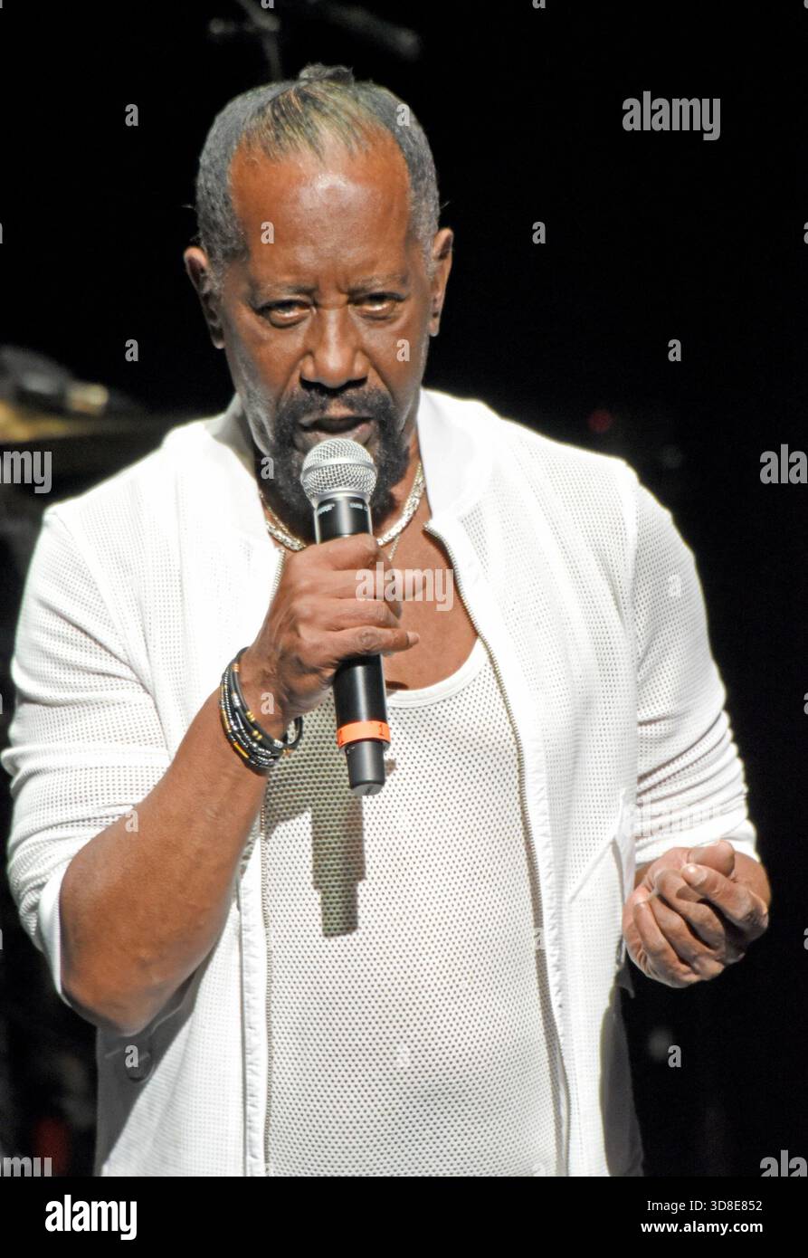 TMF, Formerly Maze, Roame Lowry on stage for Jeffrey Osborne in Concert ...