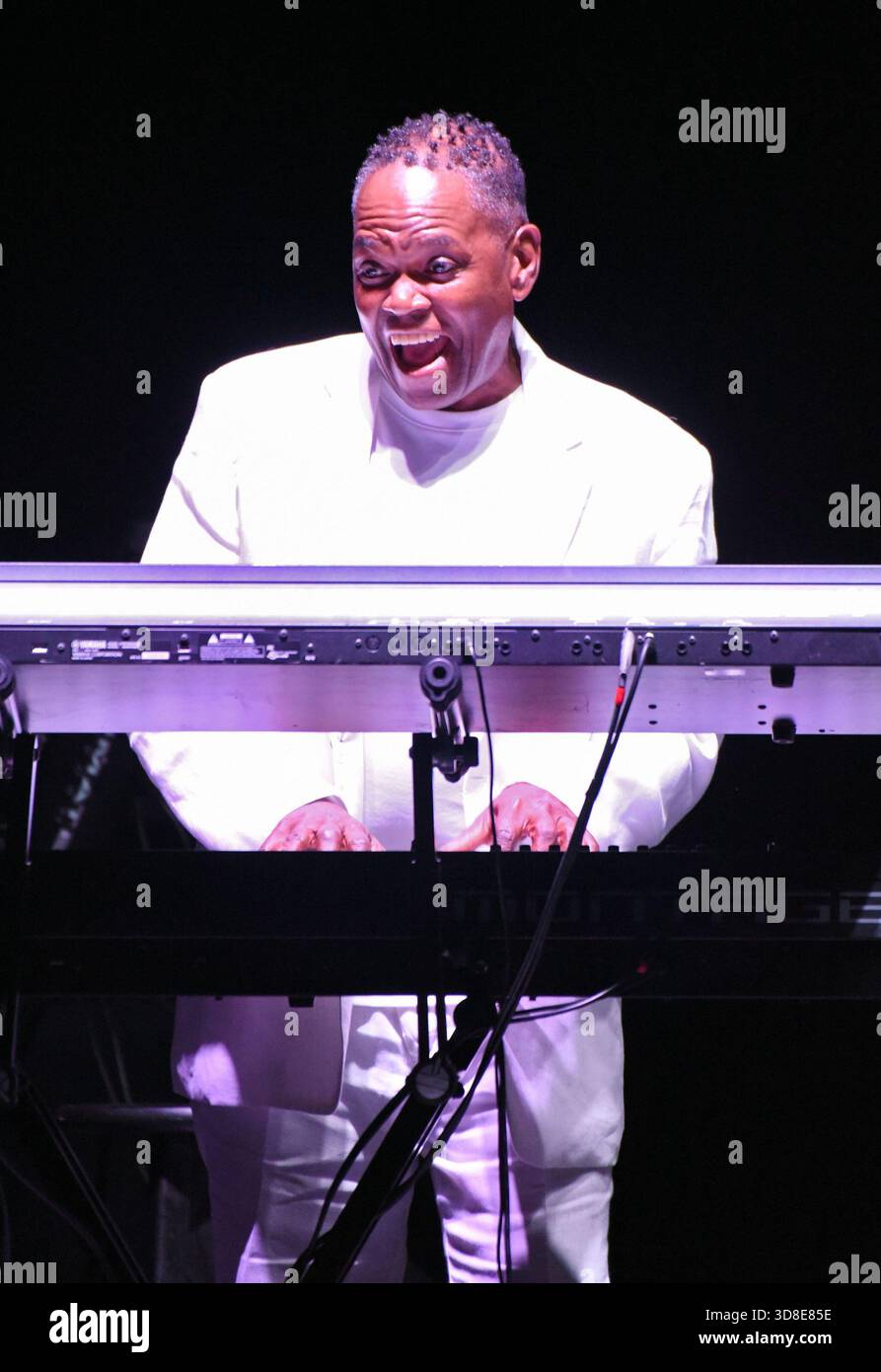 TMF, Formerly Maze, Vance Taylor on stage for Jeffrey Osborne in ...