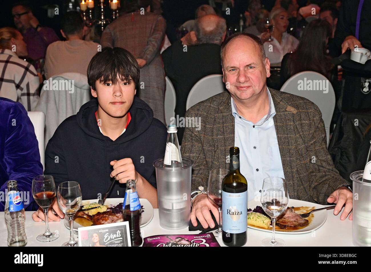 Dirk Hilbert mit Sohn Lukas bei der Premiere der Dinnershow Moments 3 ...