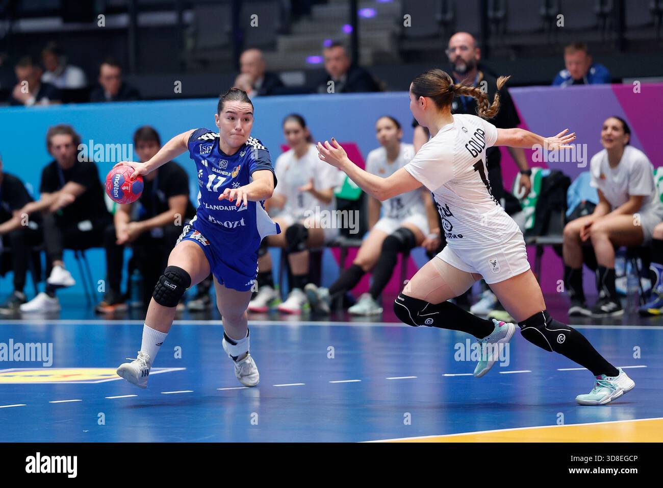 l.-r.: Klara Thorkelsdottir (Iceland, 17) and Sabrina Golda Lamas ...