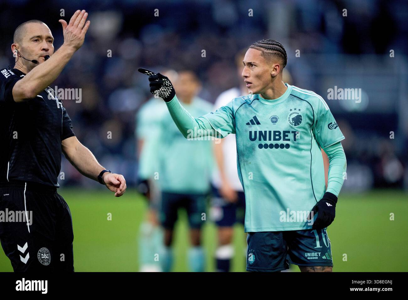 Aarhus, Denmark. 30th Nov, 2025. FCK's Robert Silva complains to ...