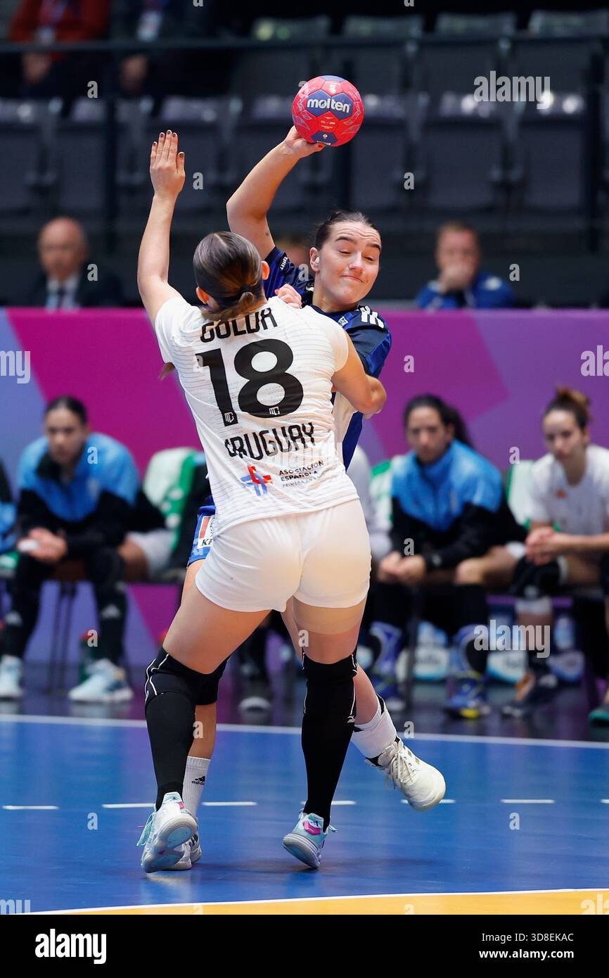 l.-r.: Sabrina Golda Lamas (Uruguay, 18) and Klara Thorkelsdottir ...
