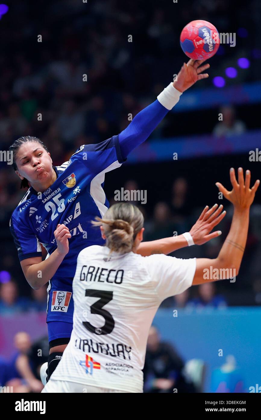 l.-r.: Thea Struludottir (Island, 25) and Sabrina Grieco Vigna (Uruguay, 3), 30.11.2025, 27TH ...