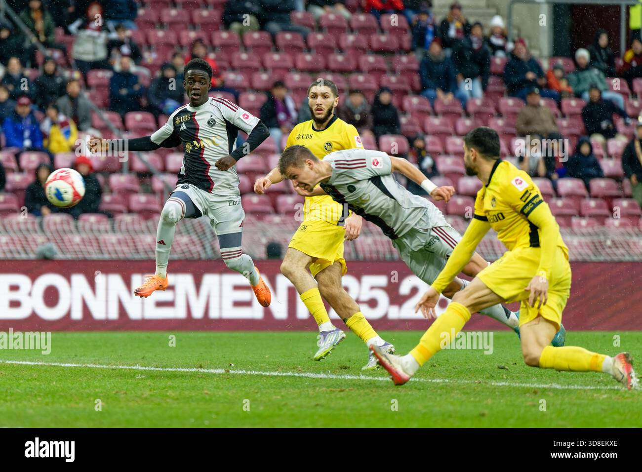 Samuel Mraz (90 Servette FC) jumps for a header under eyes of Mardochee ...