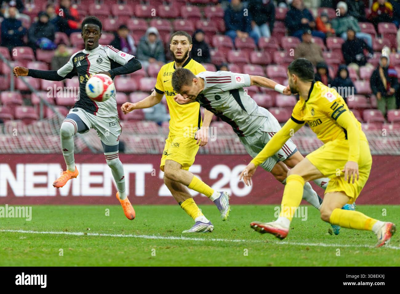 Samuel Mraz (90 Servette FC) jumps for a header under eyes of Mardochee ...