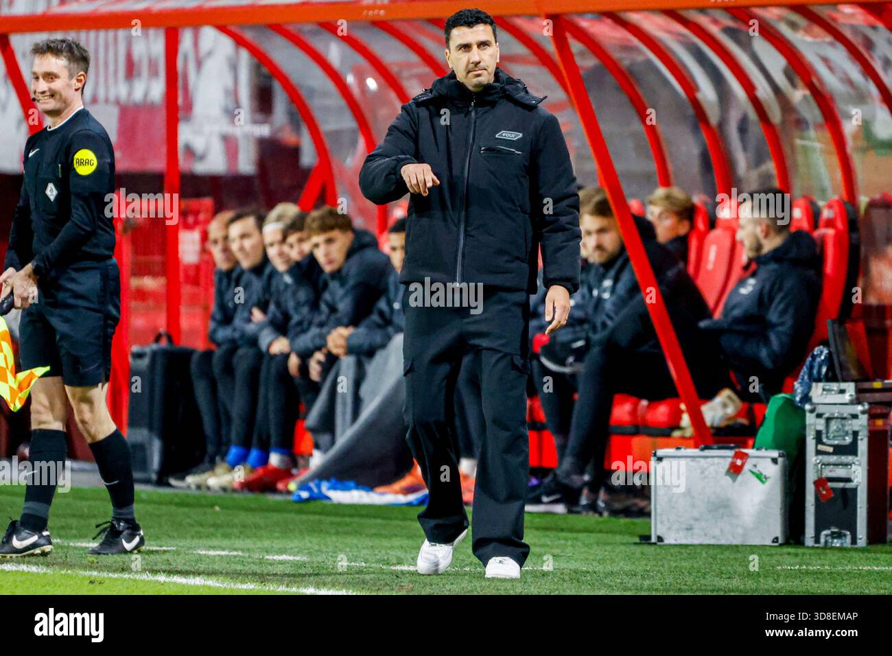head coach Maarten Martens of AZ Alkmaar looks on during the Dutch ...