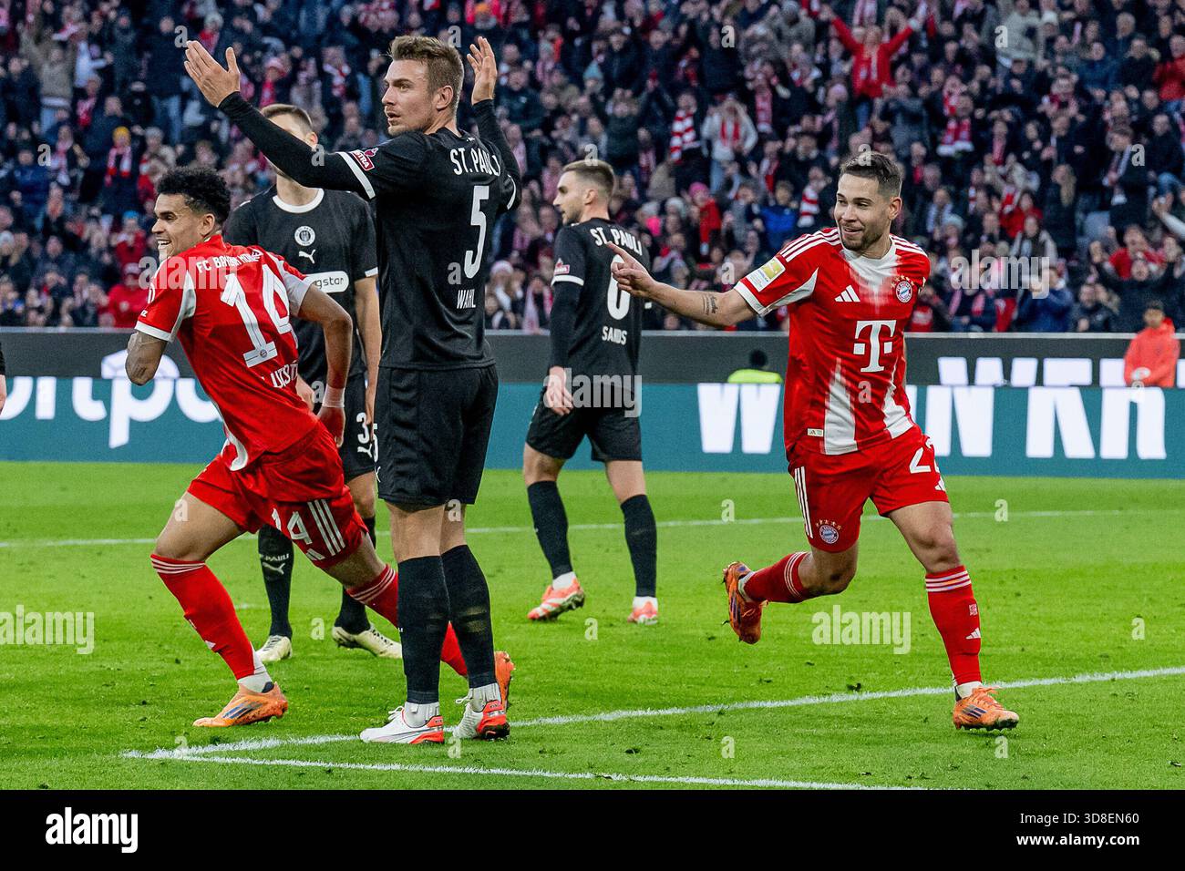 Raphael Guerreiro (FC FC Bayern Munich, #22) celebrates his goal [goal ...