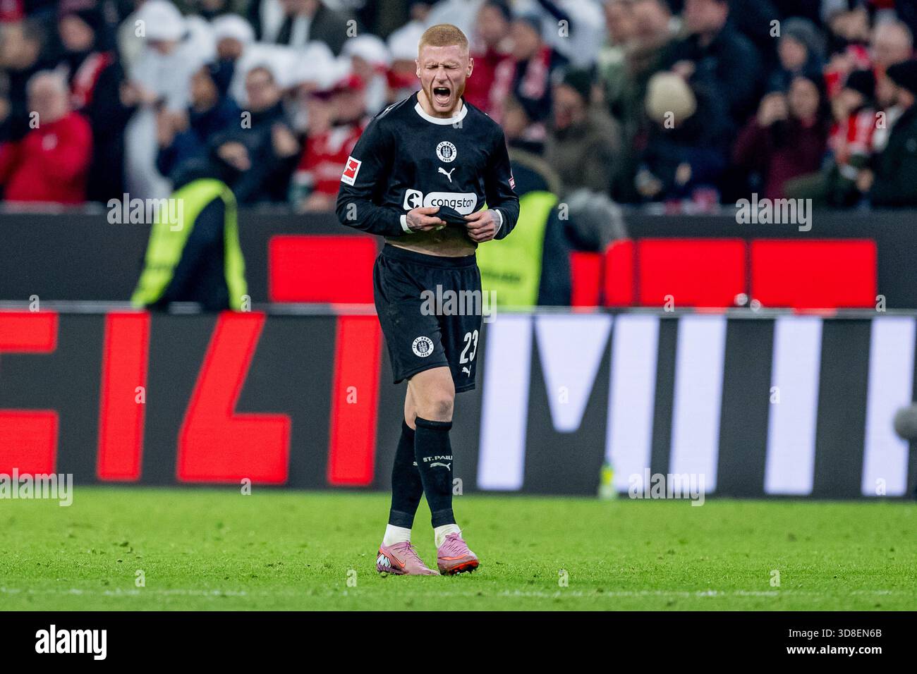 Louis Oppie (FC St. Pauli Hamburg, #23) screams out his frustration GER ...
