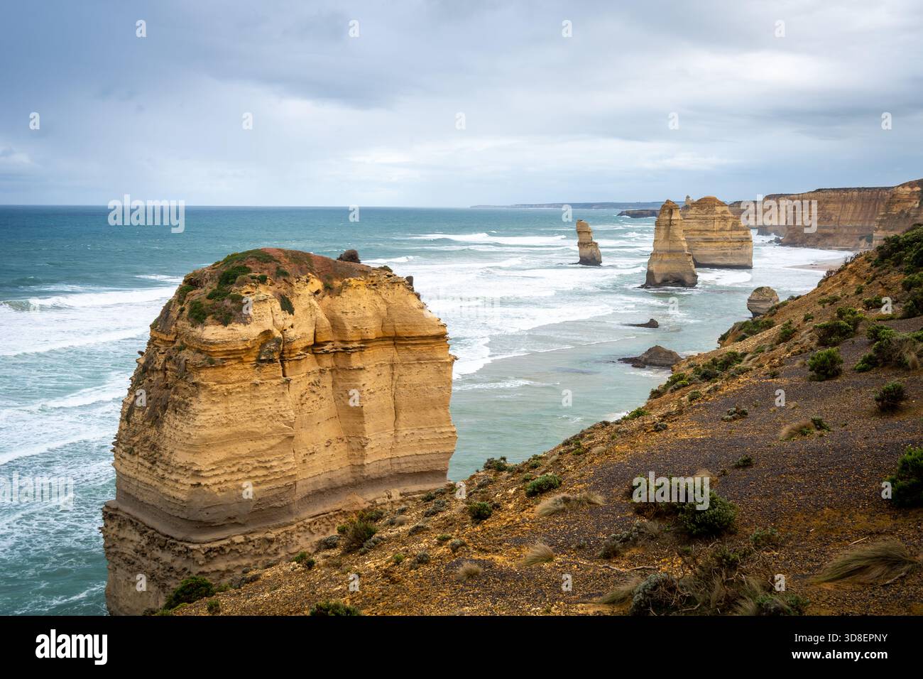 The Twelve Apostles, iconic limestone stacks along the Great Ocean Road ...