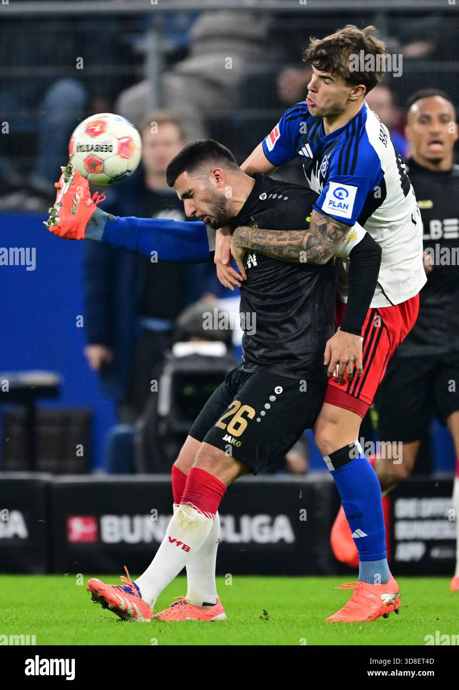 from left: Deniz Undav, Luka Vuskovic (HSV Hamburg) Hamburg, November ...