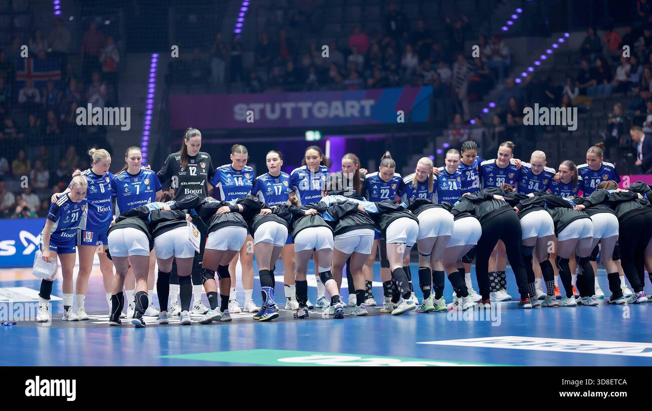 l.-r.: Team huddle before the start of the game 30.11.2025, 27TH IHF ...