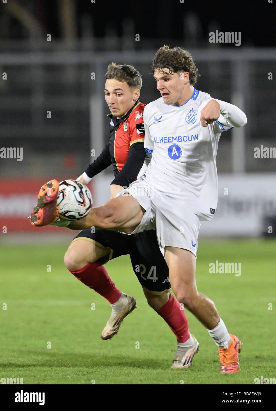 Seraing's Tom Lockman and Club's Wout Verlinden fight for the ball ...