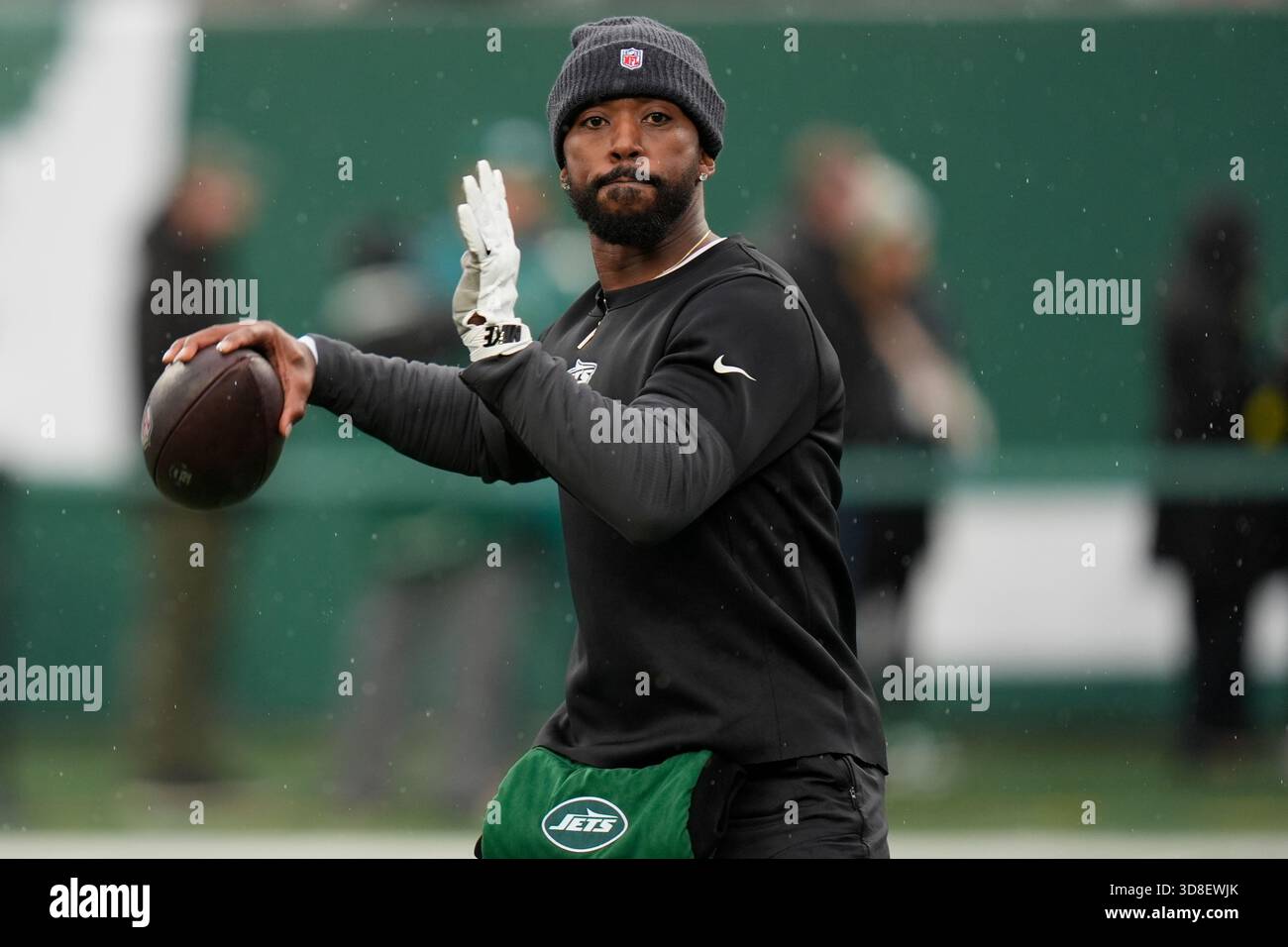 New York Jets quarterback Tyrod Taylor (2) warms up before an NFL ...