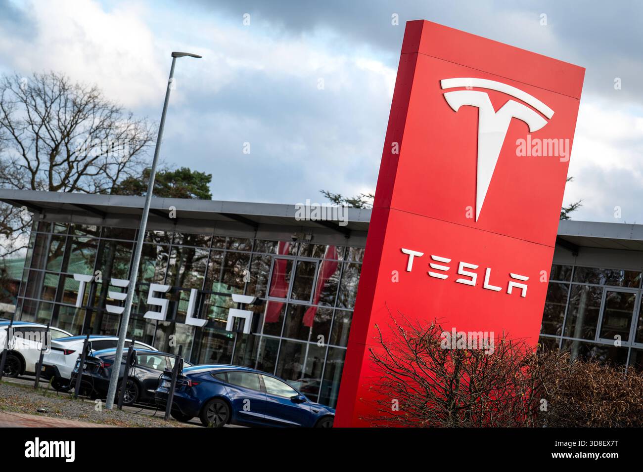 Tesla Oldenburg, Deutschland, 30.11.2025: Außenansichten eines Tesla ...