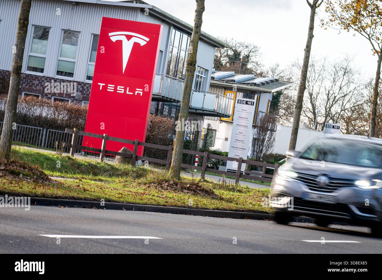 Tesla Oldenburg, Deutschland, 30.11.2025: Tesla-Schild an einer Straße ...