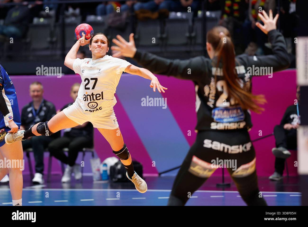 l.-r.: Paula Eastman Ruegger (Uruguay, 27), 30.11.2025, 27TH IHF Womens ...