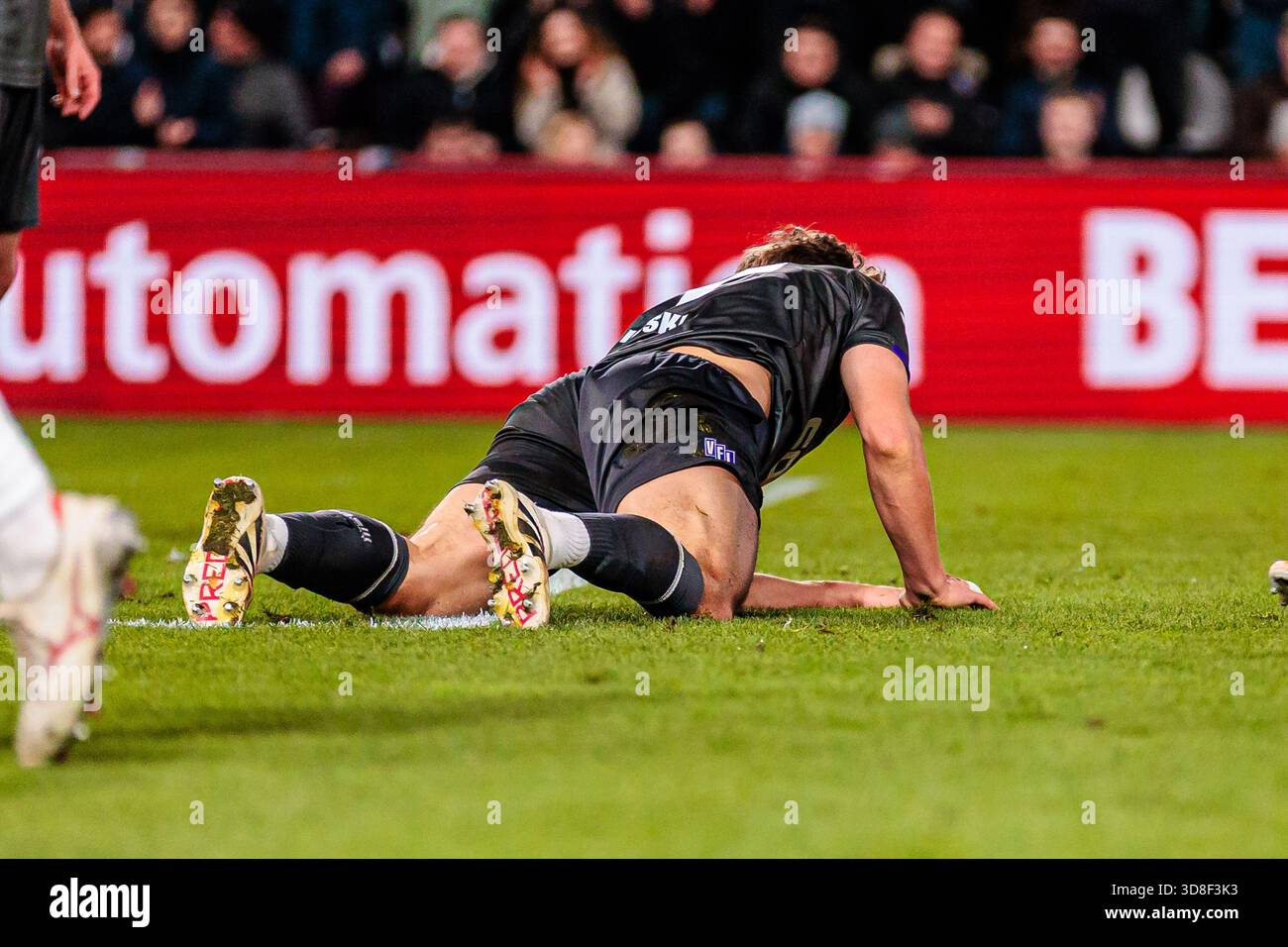 Robin Fabinski (VfL Osnabrueck, #27) is disappointed after goal [goal ...