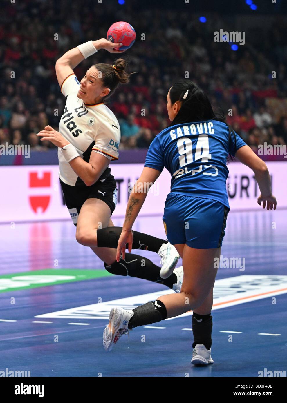 30 November 2025, Baden-Württemberg, Stuttgart: Handball, Women: World ...