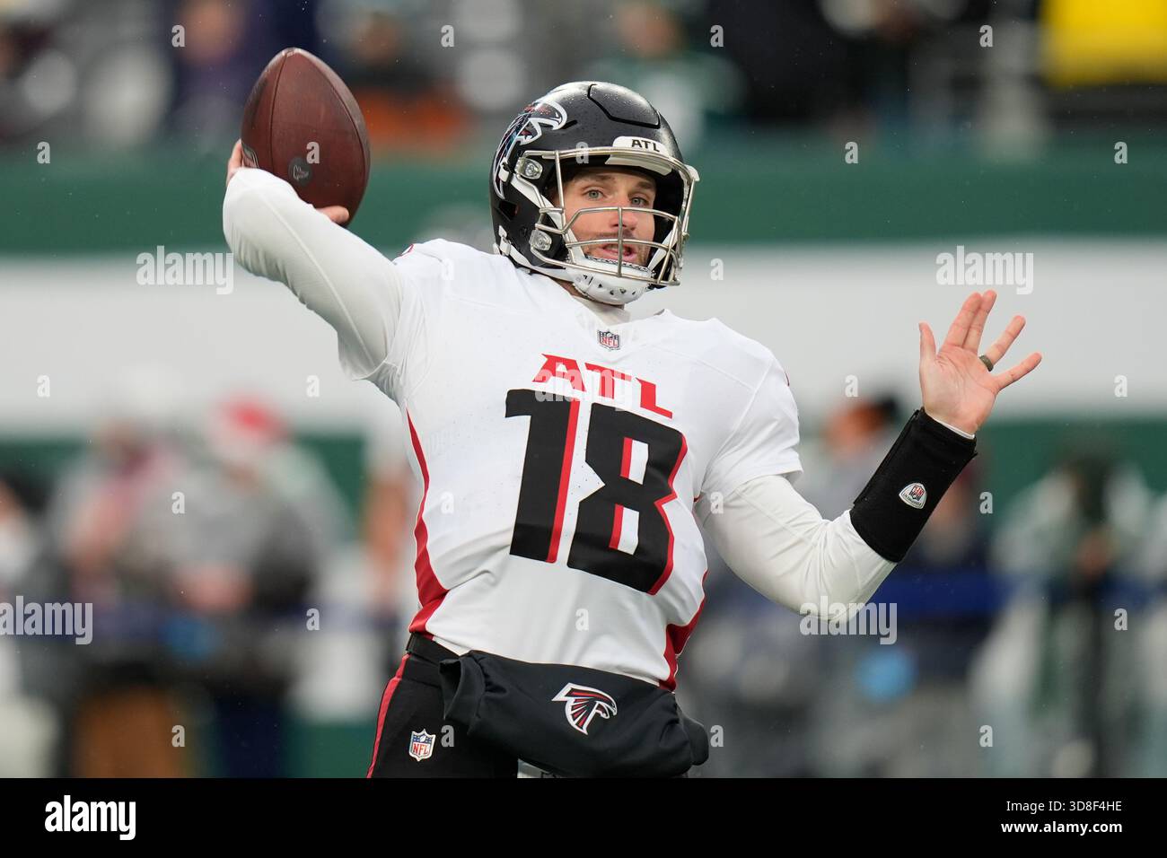 Atlanta Falcons quarterback Kirk Cousins (18) warms up before an NFL ...