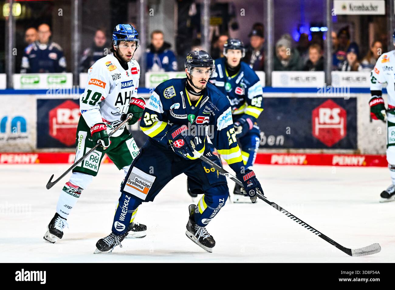 Daniel Neumann (Iserlohn Roosters, #22) Riley Damiani (Augsburger ...