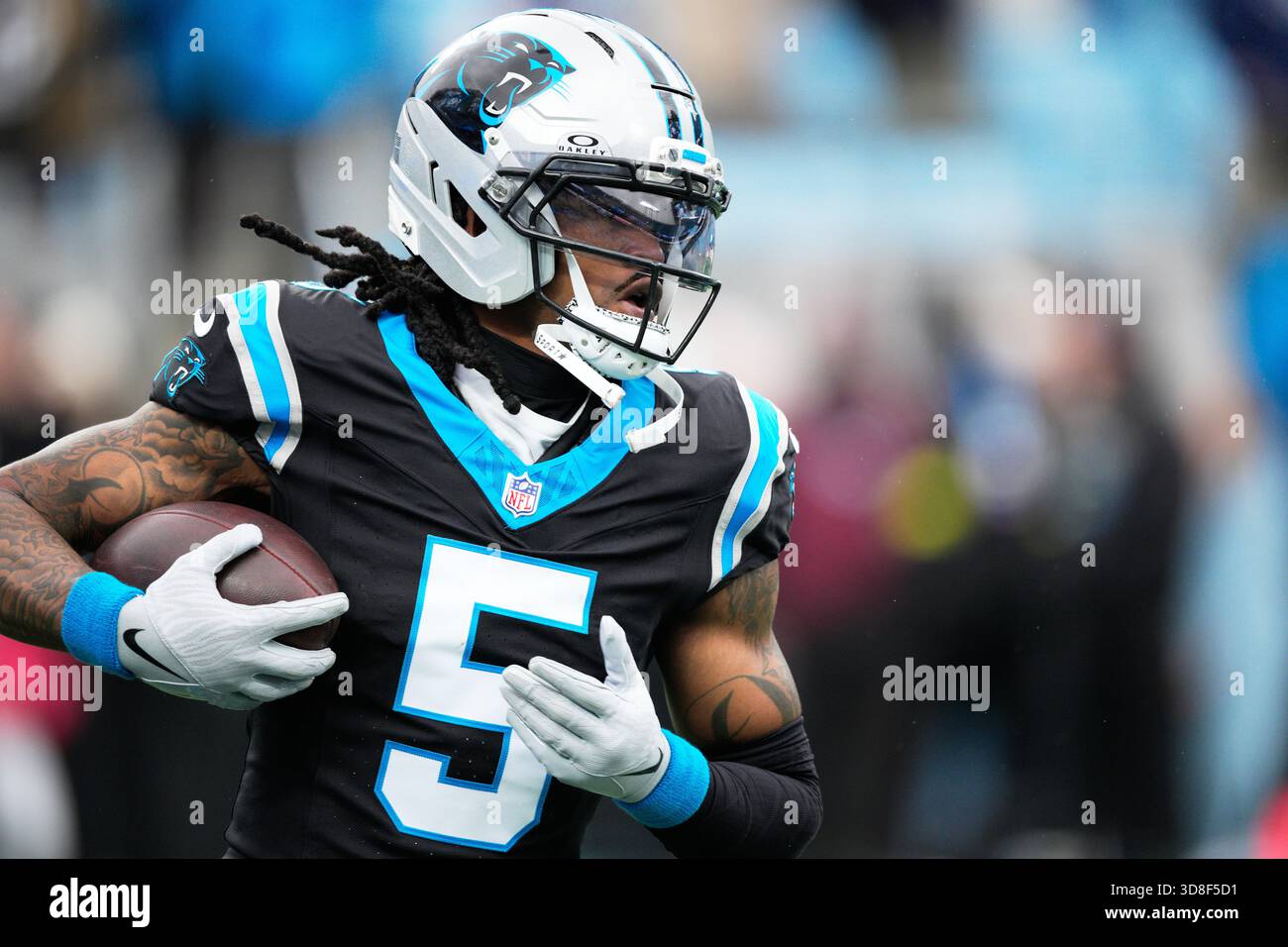 Carolina Panthers running back Rico Dowdl warms up before an NFL ...