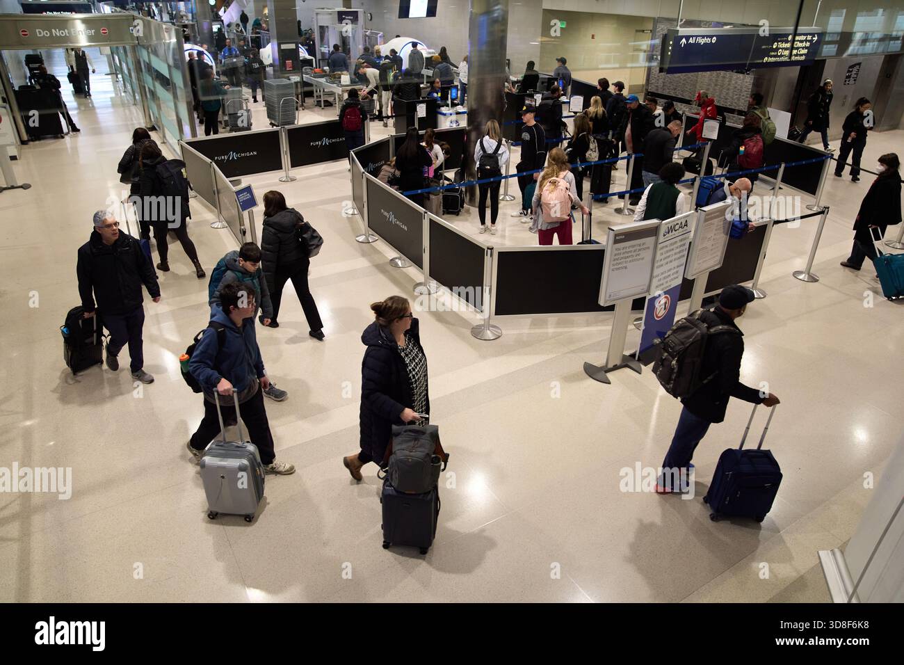 Travelers arrive at Detroit Metropolitan Wayne County Airport Sunday ...