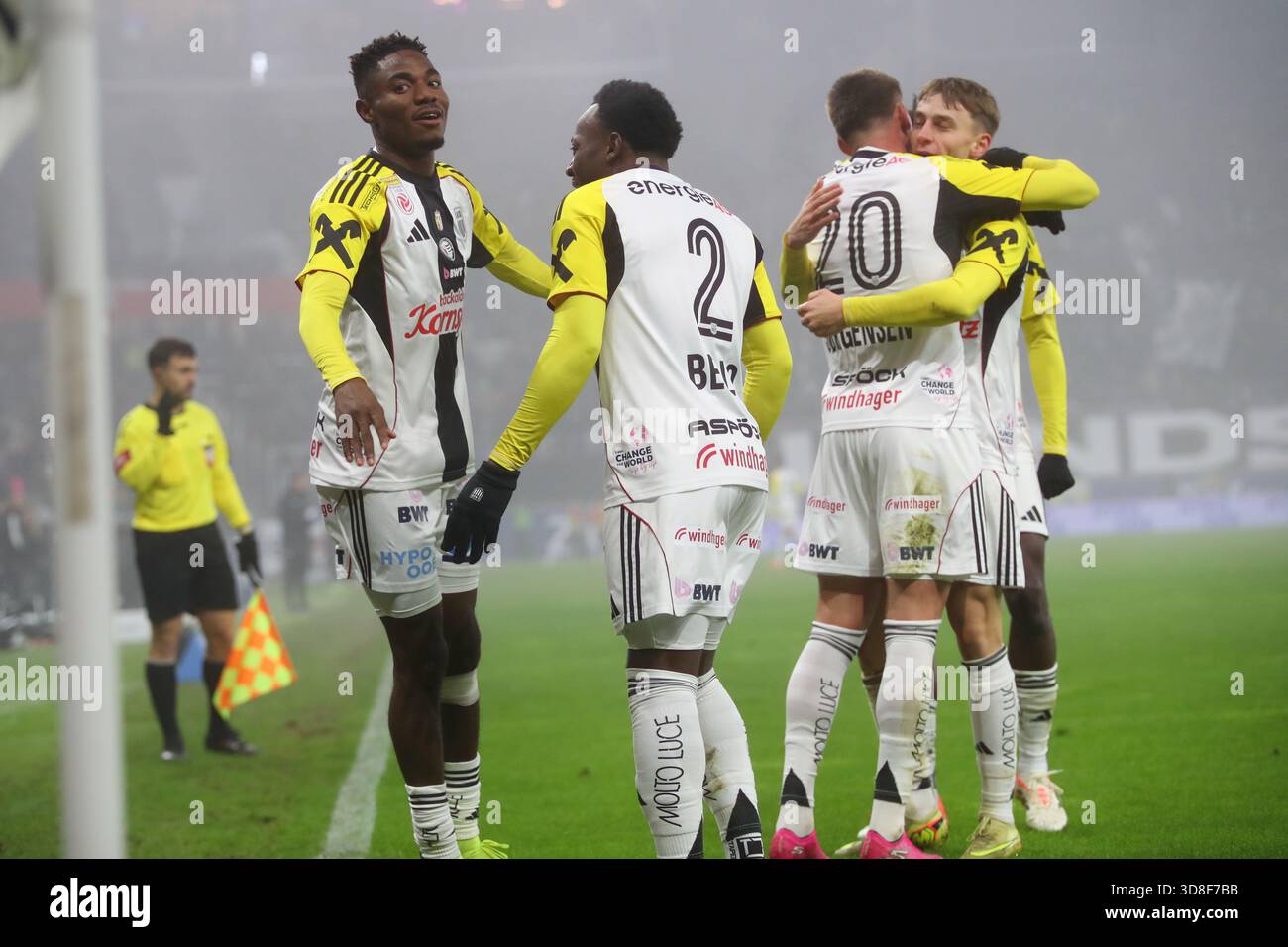 LINZ, AUSTRIA - NOVEMBER 30: team LASK celebrates the goal to 2:0 ...
