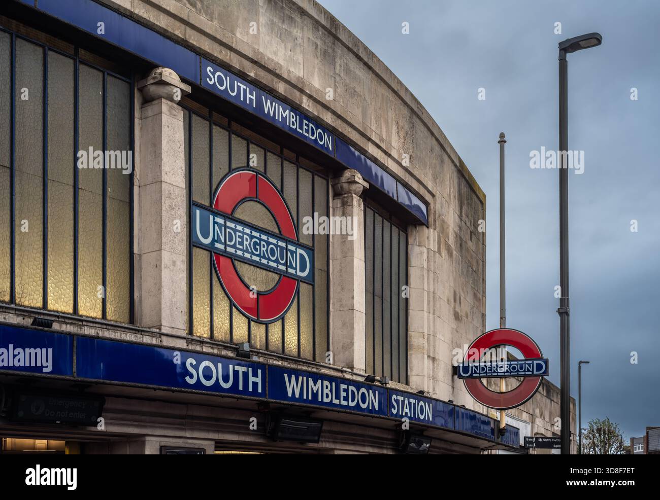 Wimbledon underground station hi-res stock photography and images - Alamy