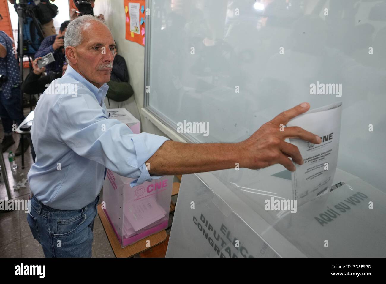 Nasry Asfura, presidential candidate for the National Party, votes ...