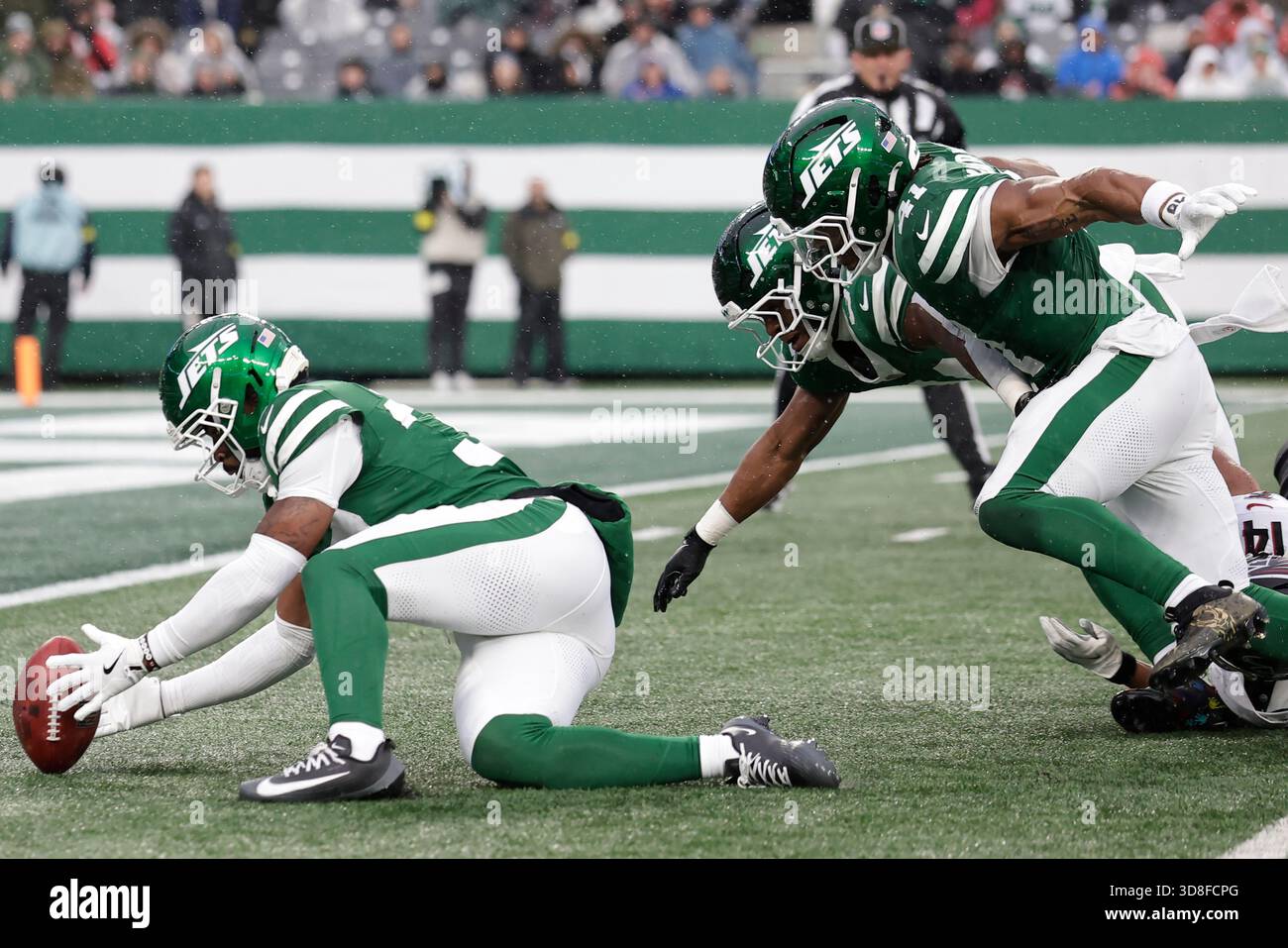 New York Jets cornerback Qwan'tez Stiggers (37) recovers a fumble made ...