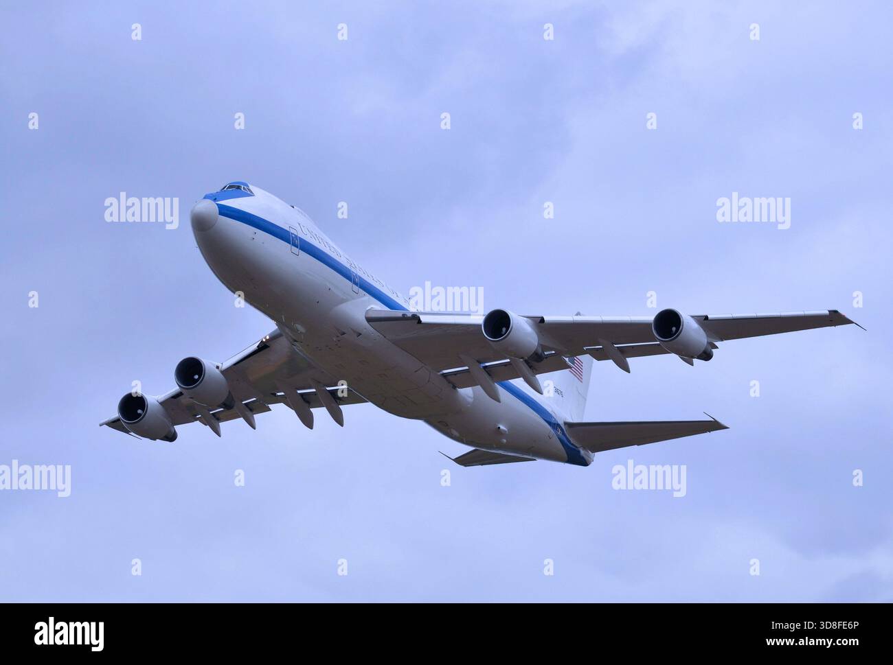 Boeing E-4B 'Nightwatch' aircraft on approach to RAF Fairford ...