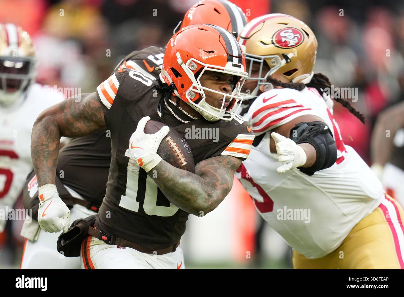 Cleveland Browns running back Quinshon Judkins (10) runs against San ...