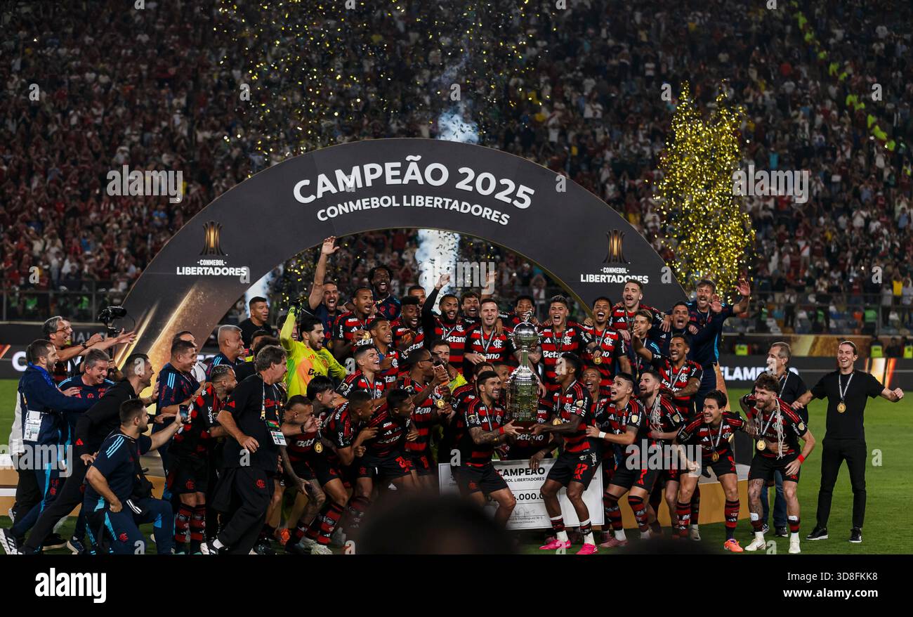 Lima, Peru - November 29: Players of Flamengo celebrate with the trophy ...