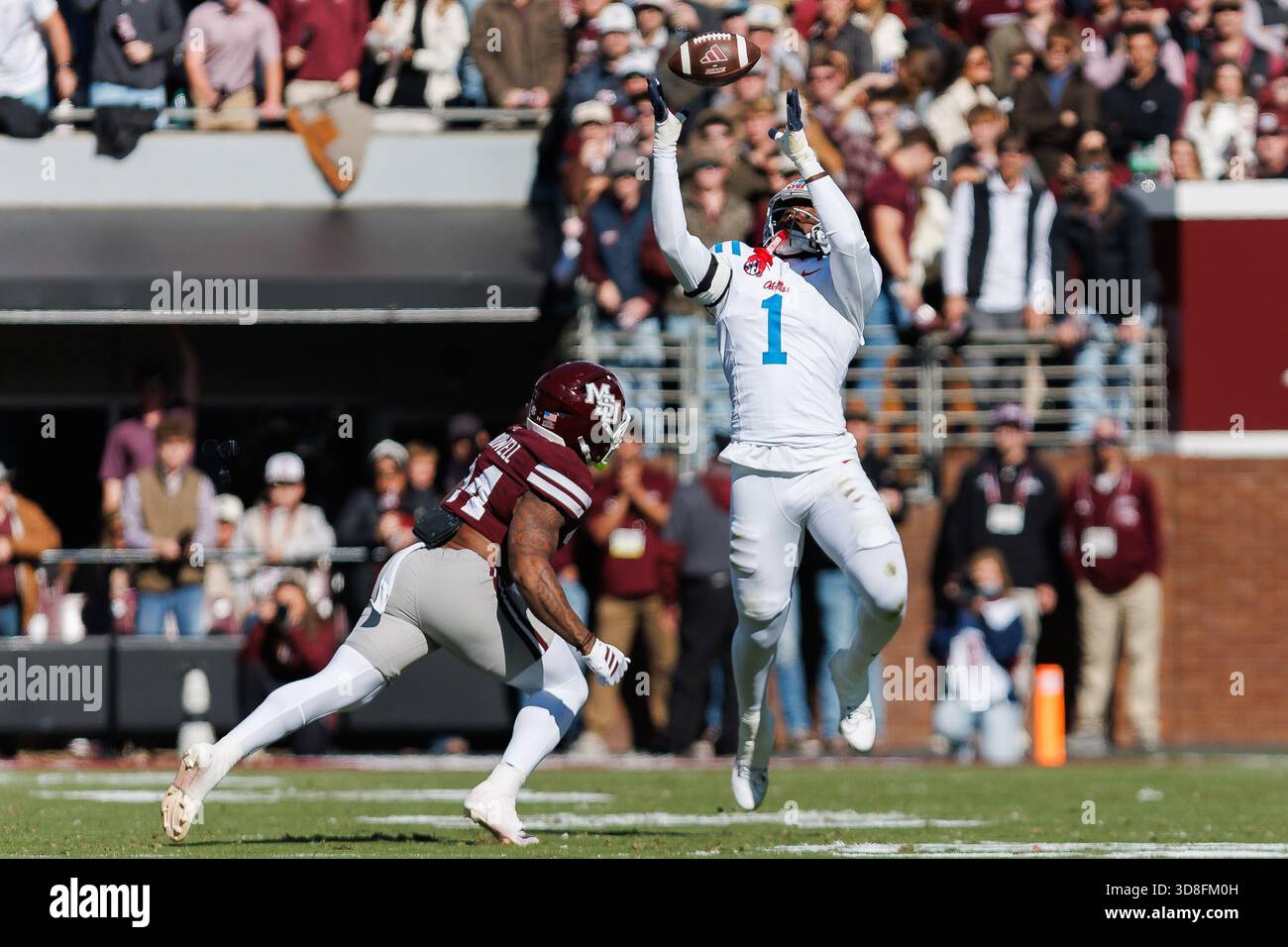 Mississippi Rebels linebacker Princewill Umanmielen (1) catches a ...