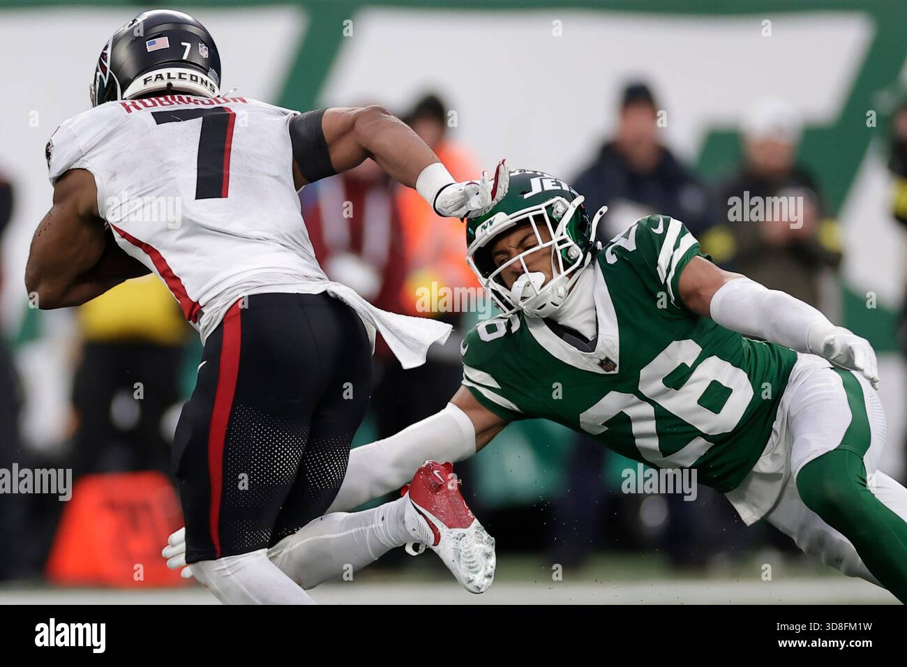 Atlanta Falcons running back Bijan Robinson (7) runs against New York ...