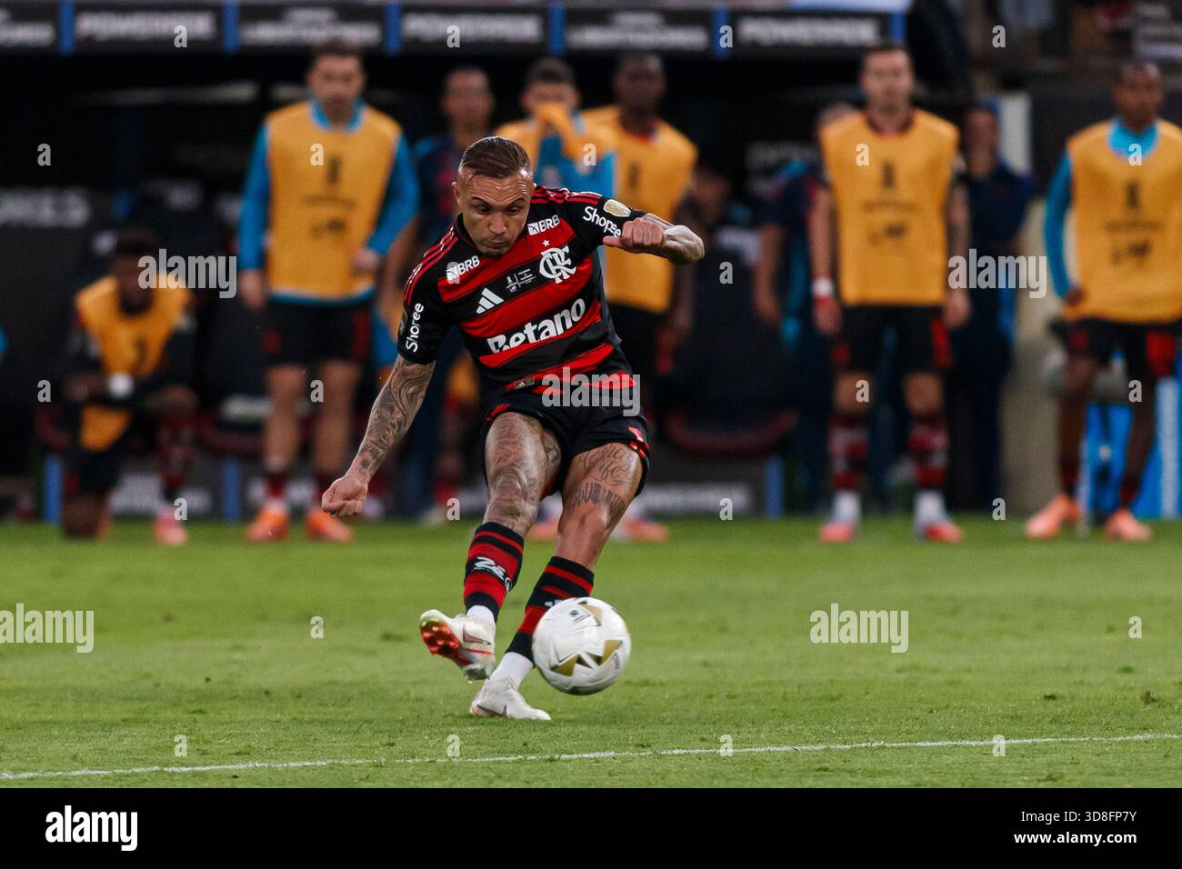 Lima, Peru - November 29: Everton Cebolinha of Flamengo during the Copa ...