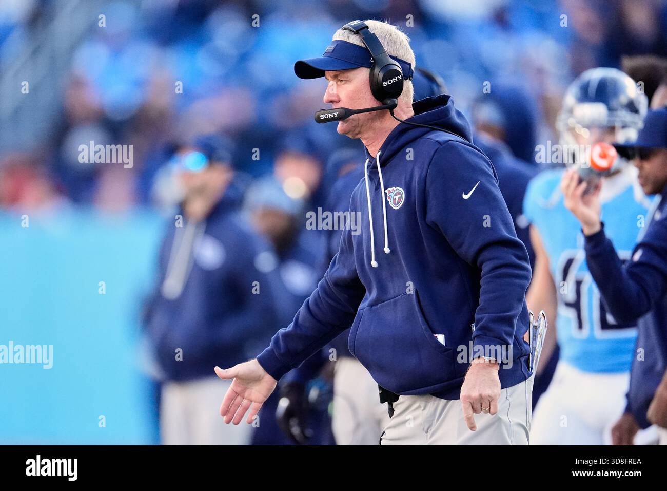 Tennessee Titans head coach Mike McCoy on the field during the second ...