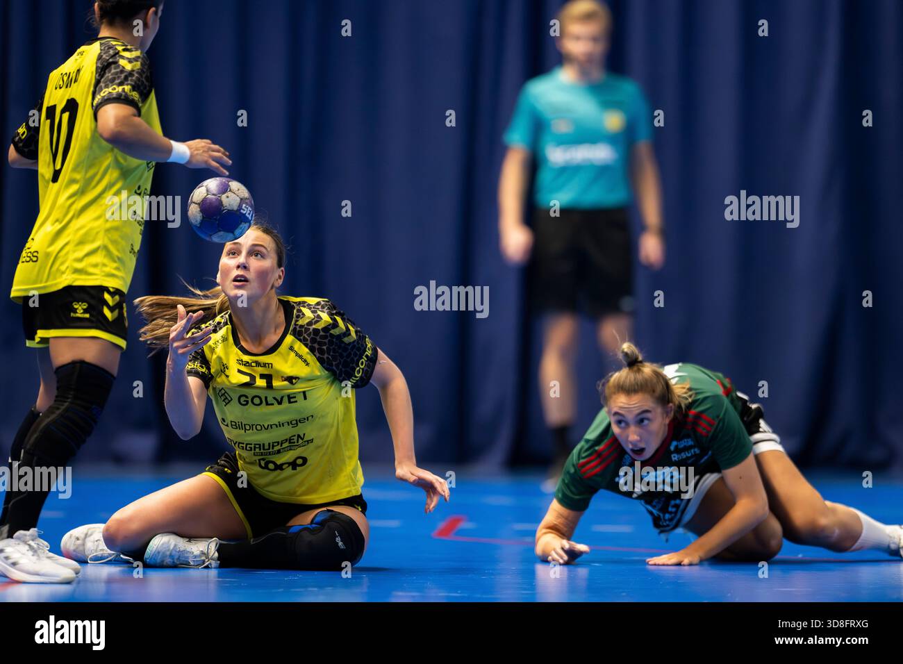 251130 OV Helsingborgs Sofia Andersen förlorar duellen mot Kärra HFs Emma Wiksfors under ...