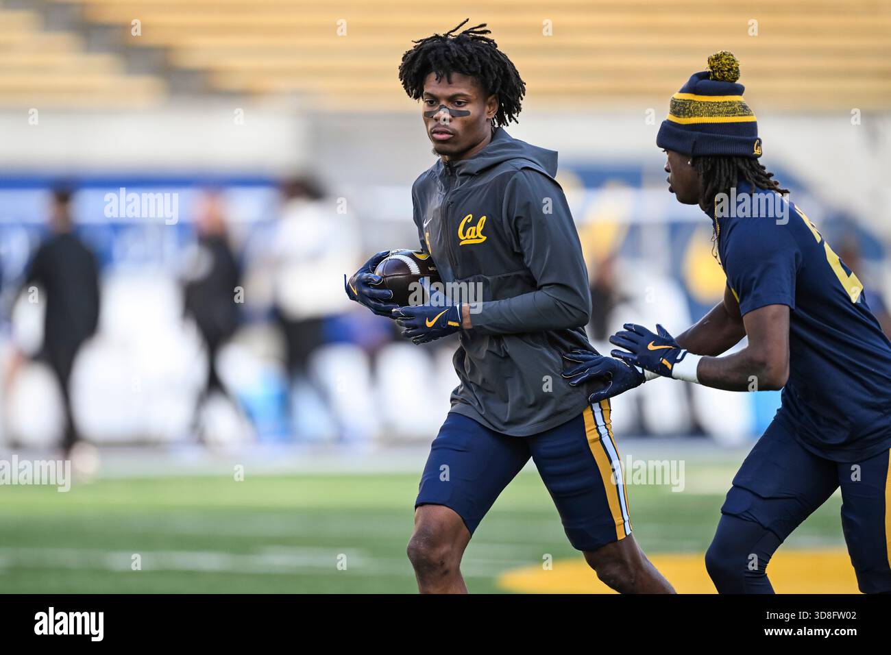 California defensive back Hezekiah Masses (5) warms up before a NCAA ...