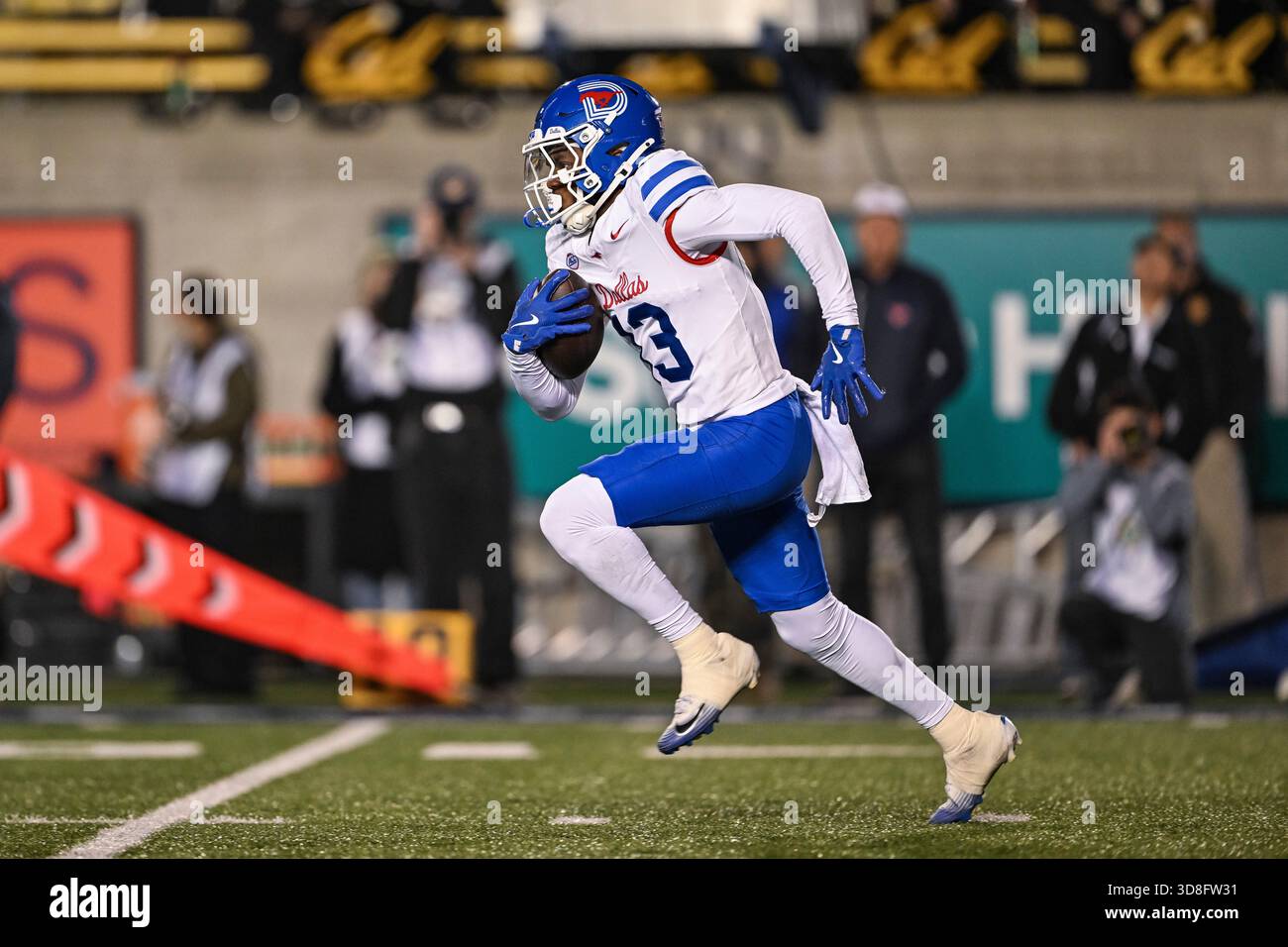 SMU wide receiver Daylon Singleton (13) runs with the ball during the ...