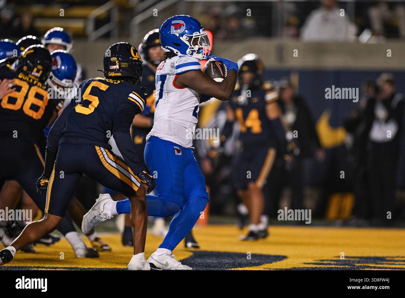SMU running back T.J. Harden (27) rushes for a touchdown during the ...