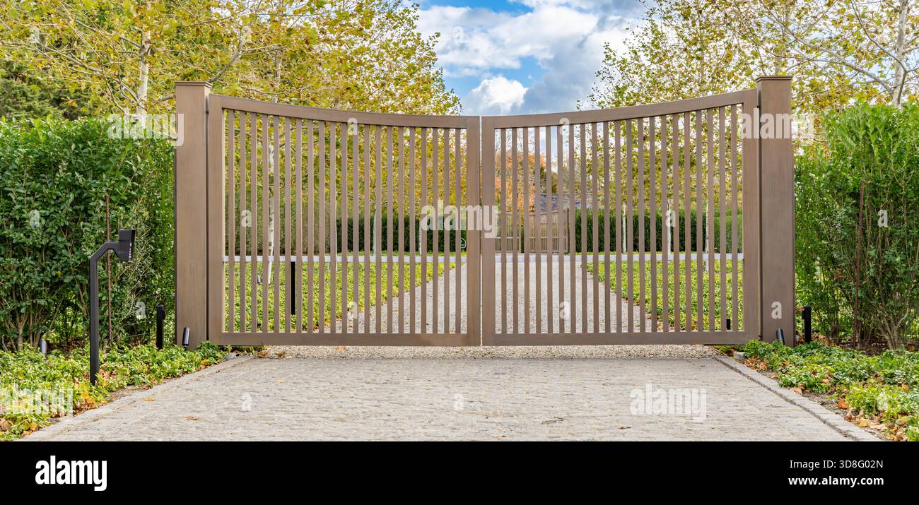 automatic electronic gate at a hamptons estate Stock Photo - Alamy