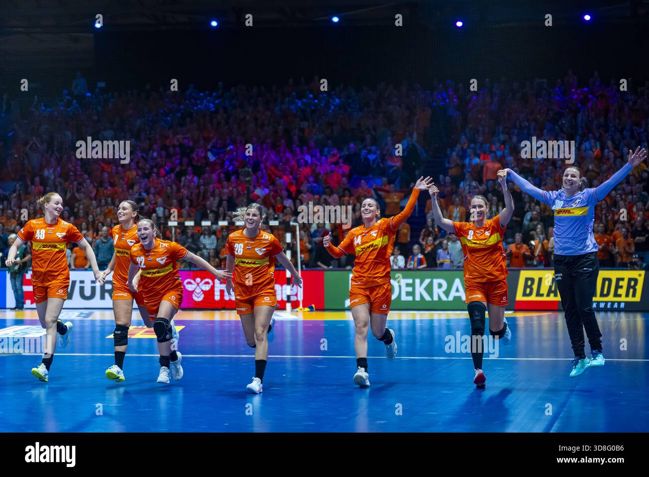 ROTTERDAM - The Dutch handball team thanks the fans after the World Cup ...