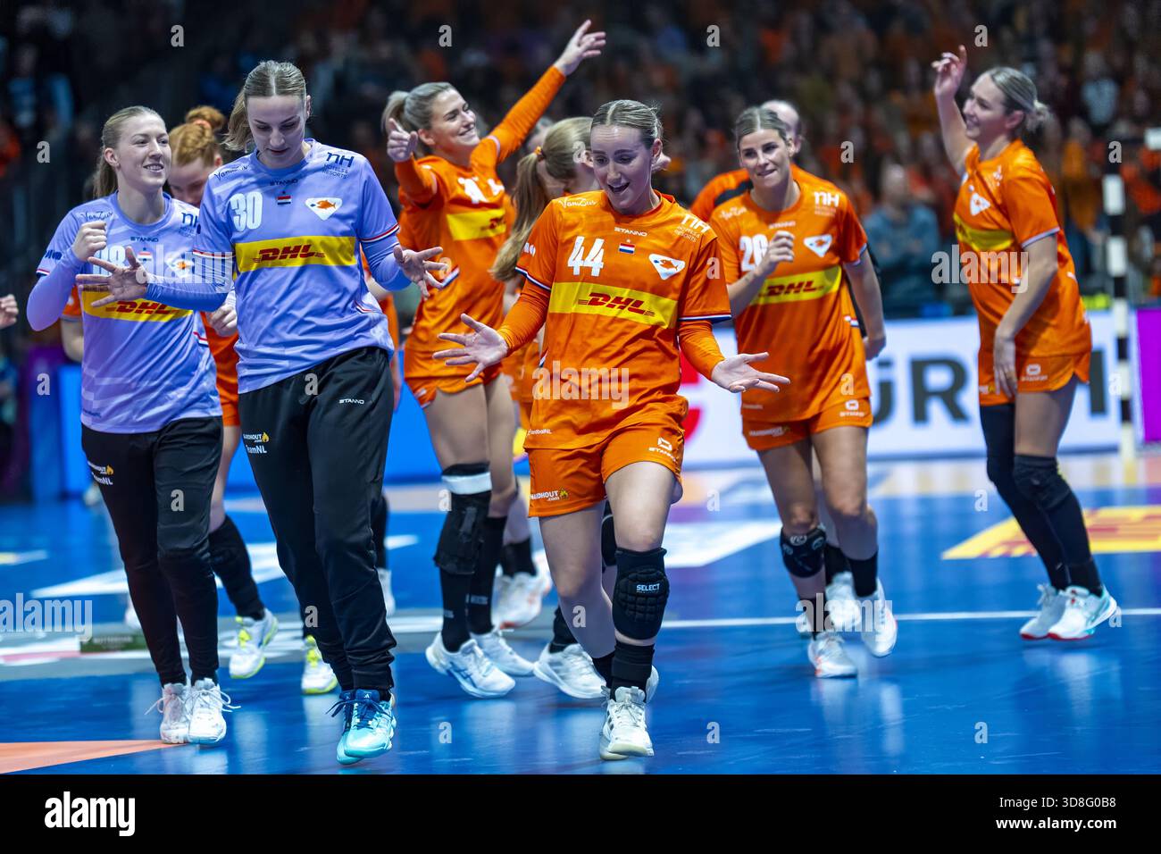 ROTTERDAM - The Dutch handball team thanks the fans after the World Cup ...