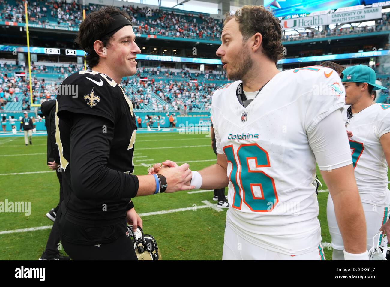 New Orleans Saints place kicker Charlie Smyth (39) shakes hands with ...